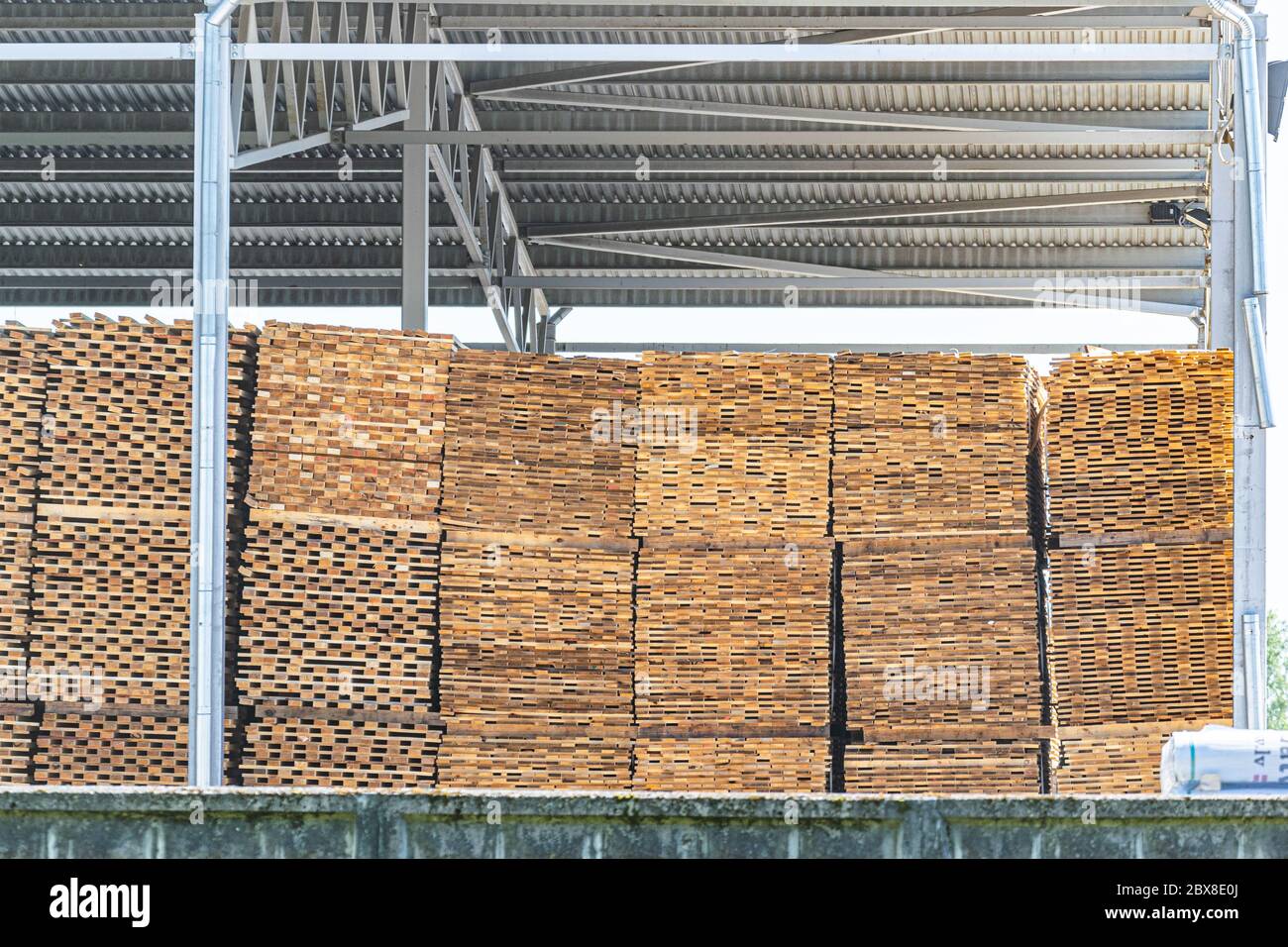 Roof rack loading hi-res stock photography and images - Alamy