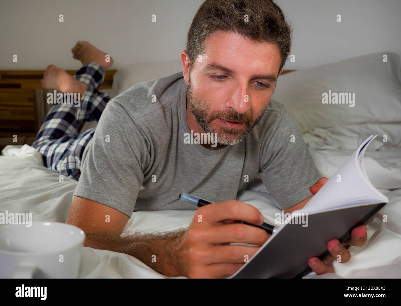 Memo on bed hi-res stock photography and images - Alamy