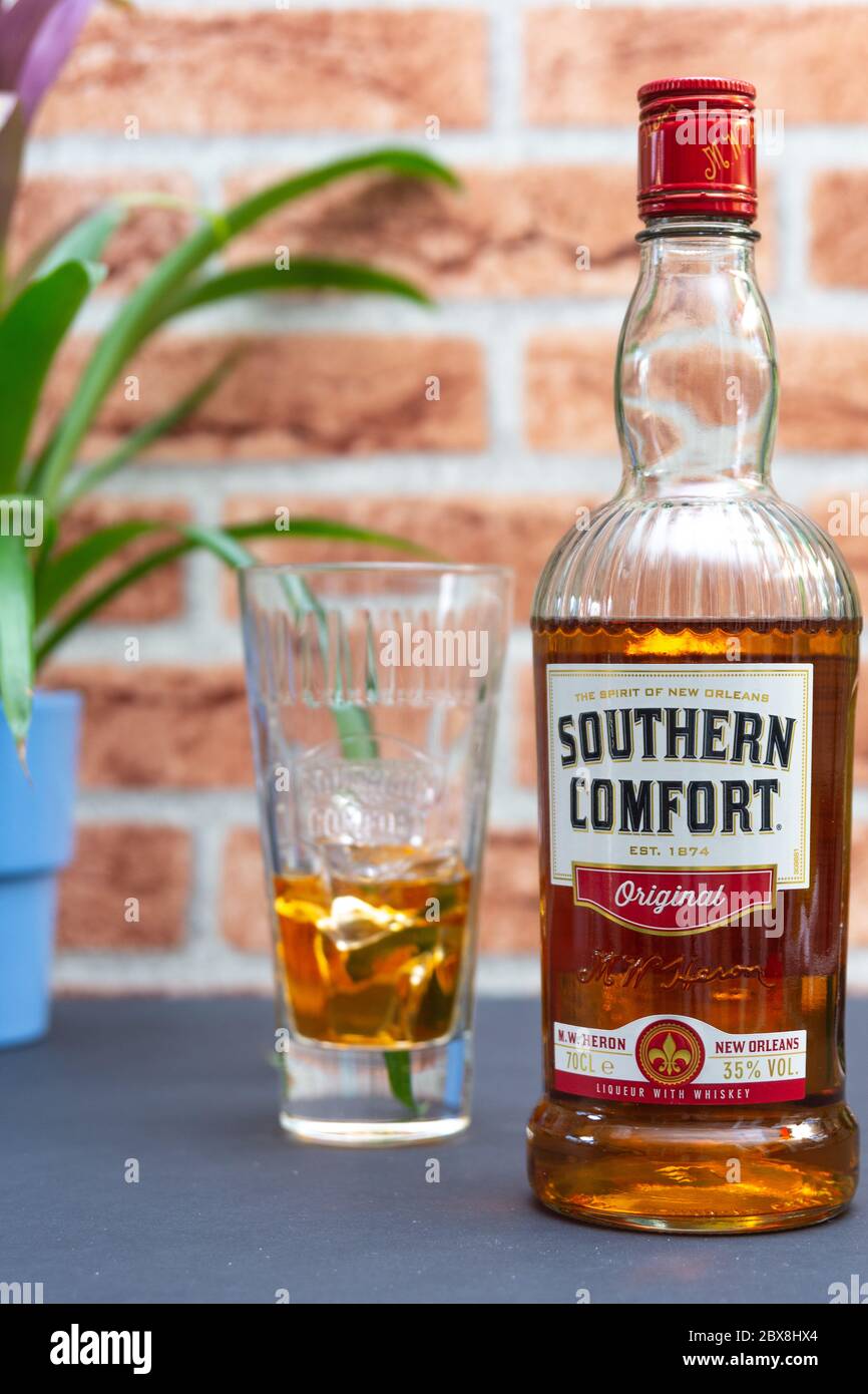 Bottle southern comfort whiskey whisky hi-res stock photography and ...