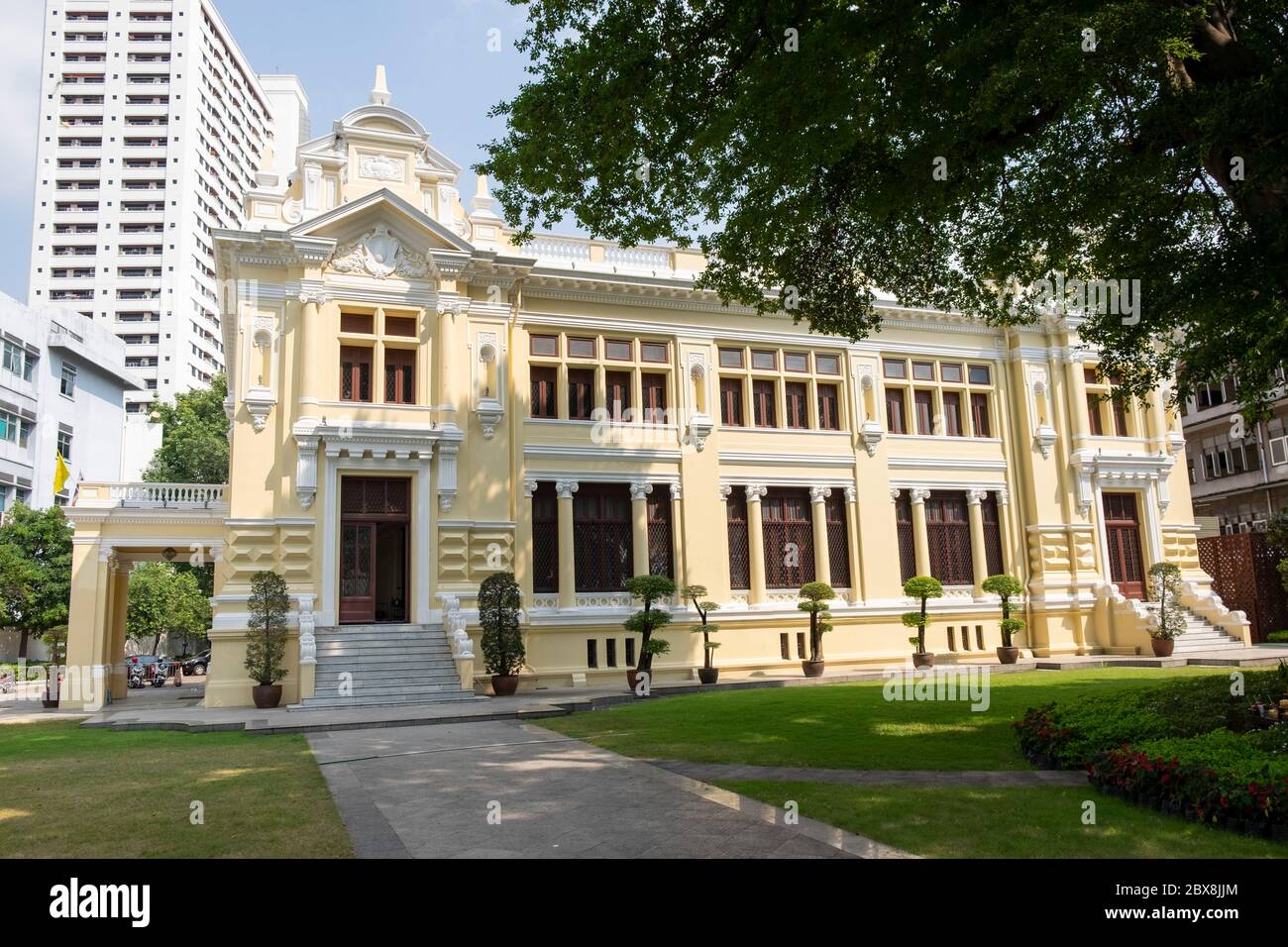Exterior of the Siam Commercial Bank Talat Noi branch building,Bangkok ...
