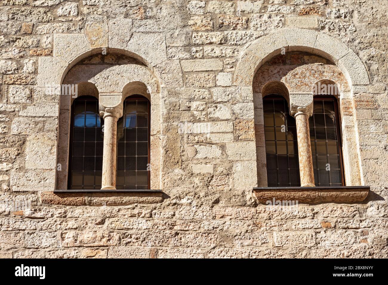 Medieval mullioned window hi-res stock photography and images - Alamy
