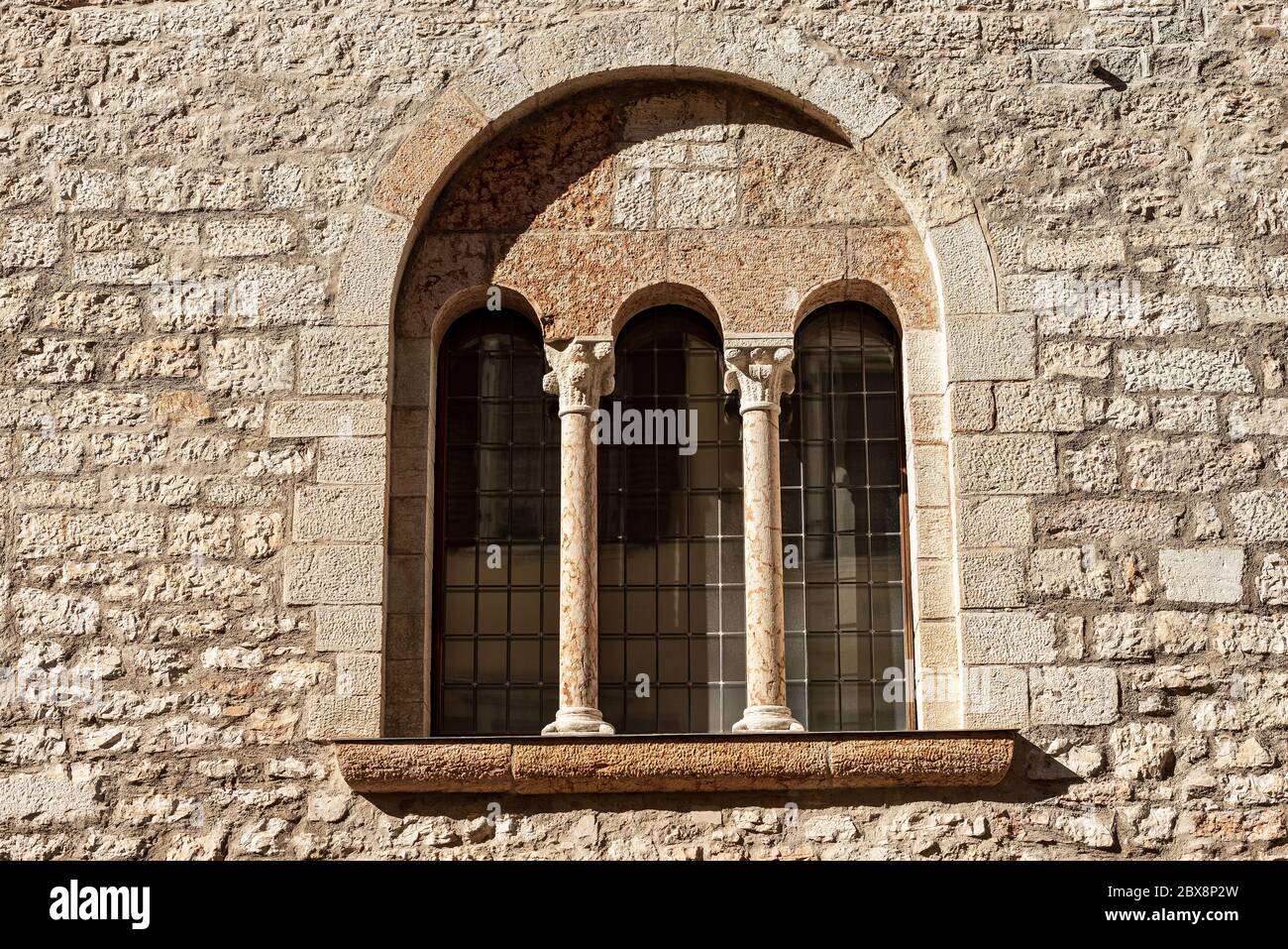 Old mullioned window hi-res stock photography and images - Alamy