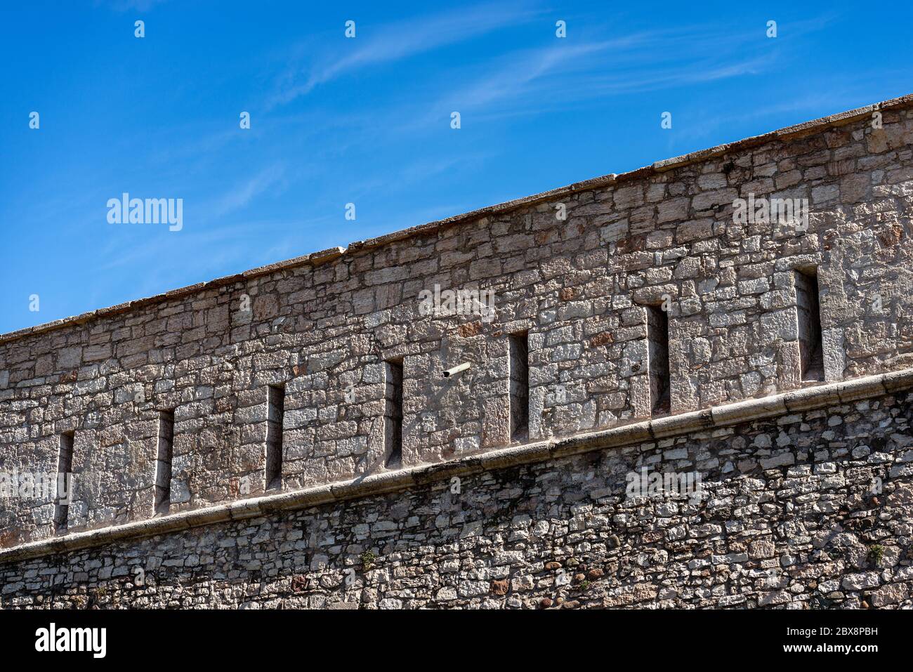 Arrow slit castle wall hi-res stock photography and images - Alamy