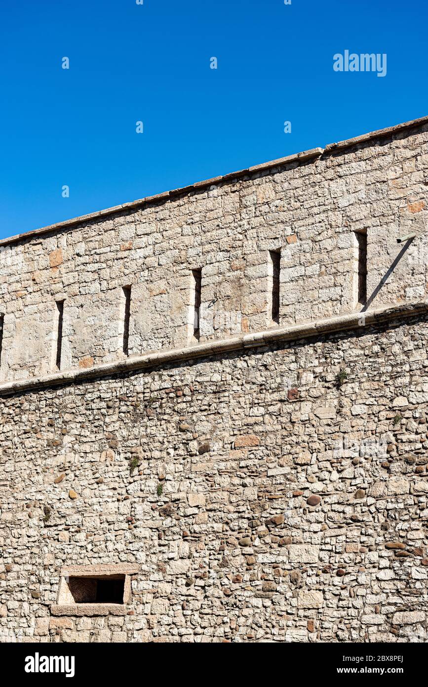Arrow slit stone wall hi-res stock photography and images - Alamy