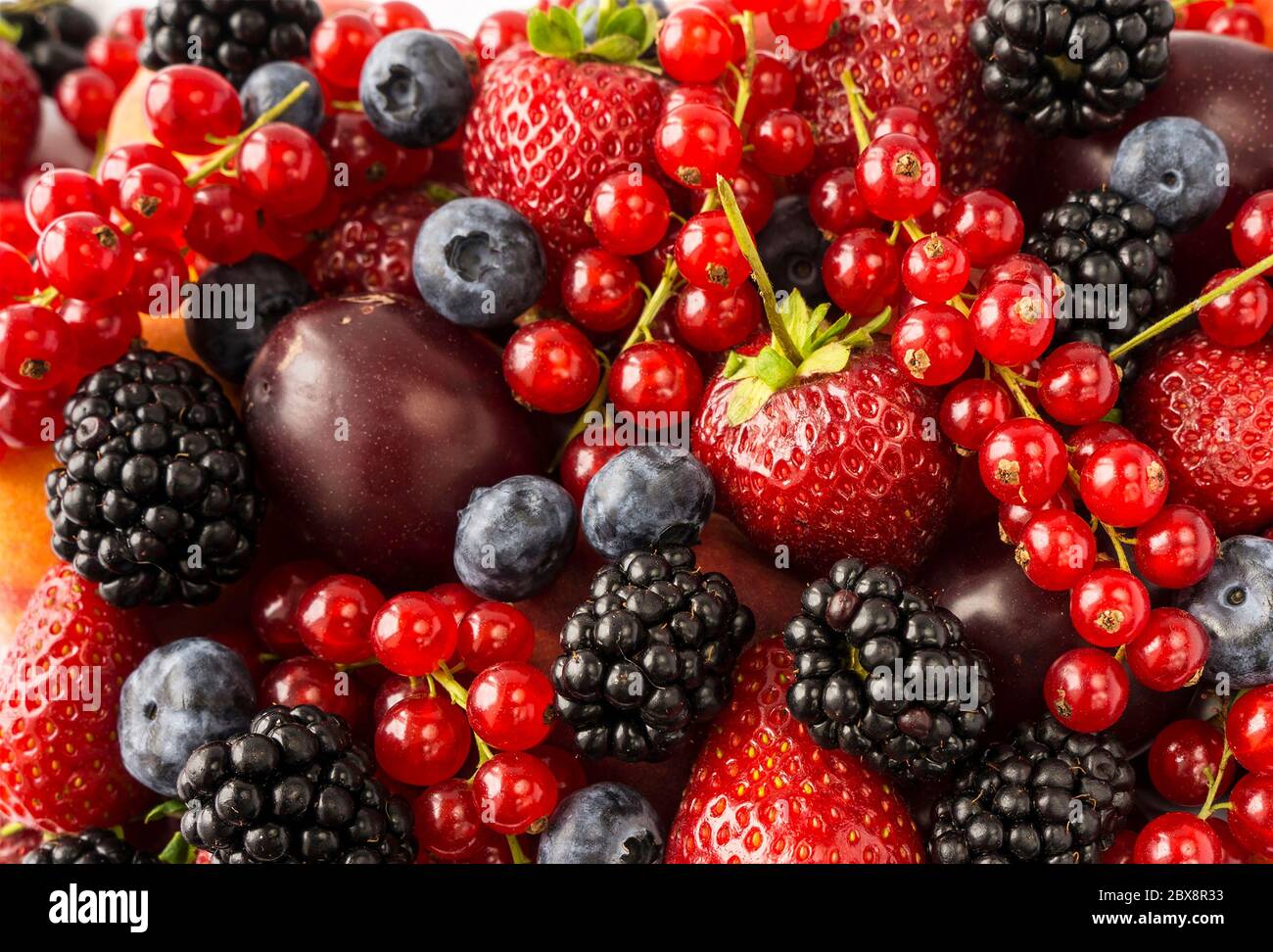 Ripe blackberries, blackberries, strawberries, red currants, peaches ...