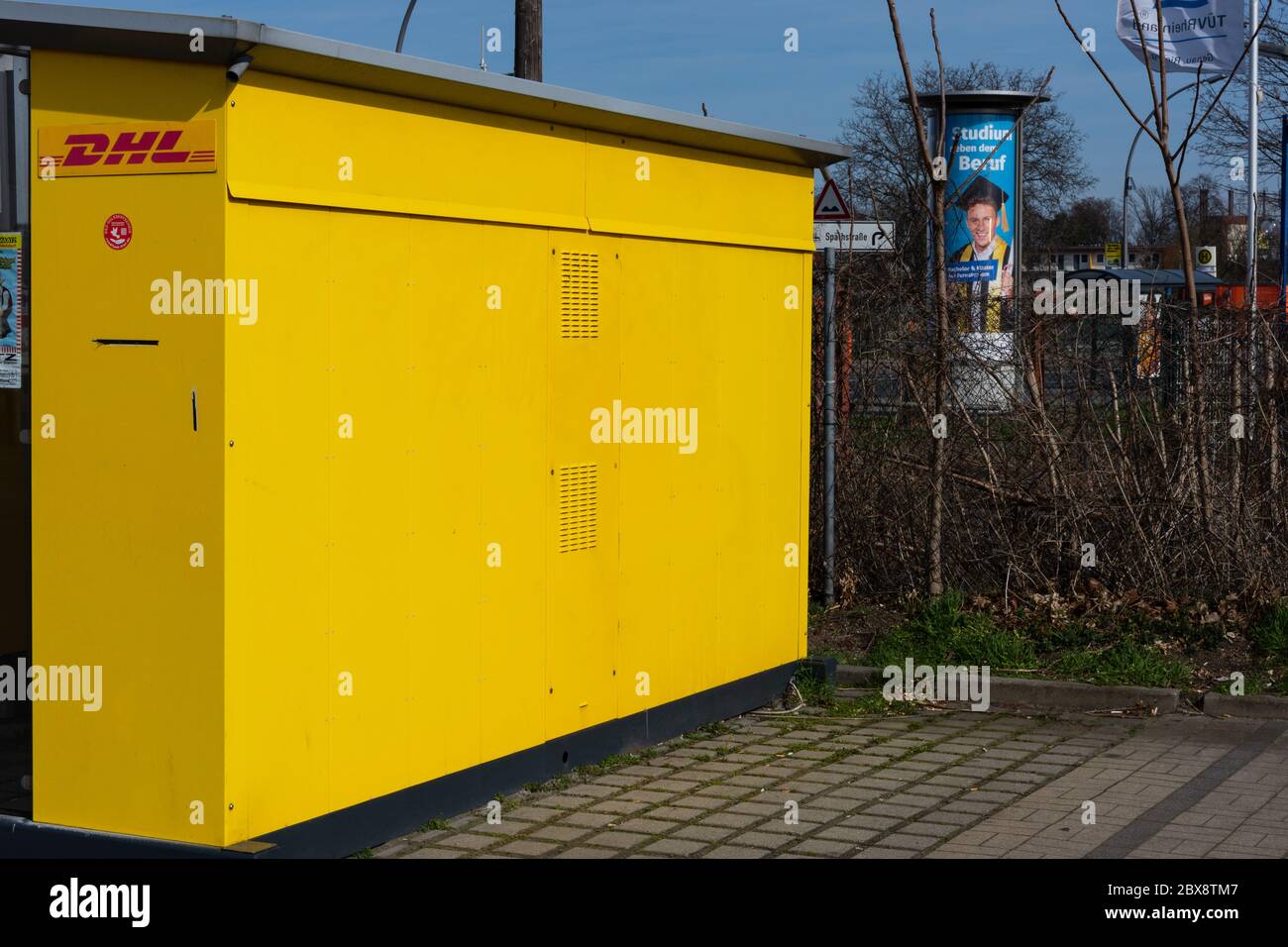 Dhl packstation for post and parcels hi-res stock photography and ...