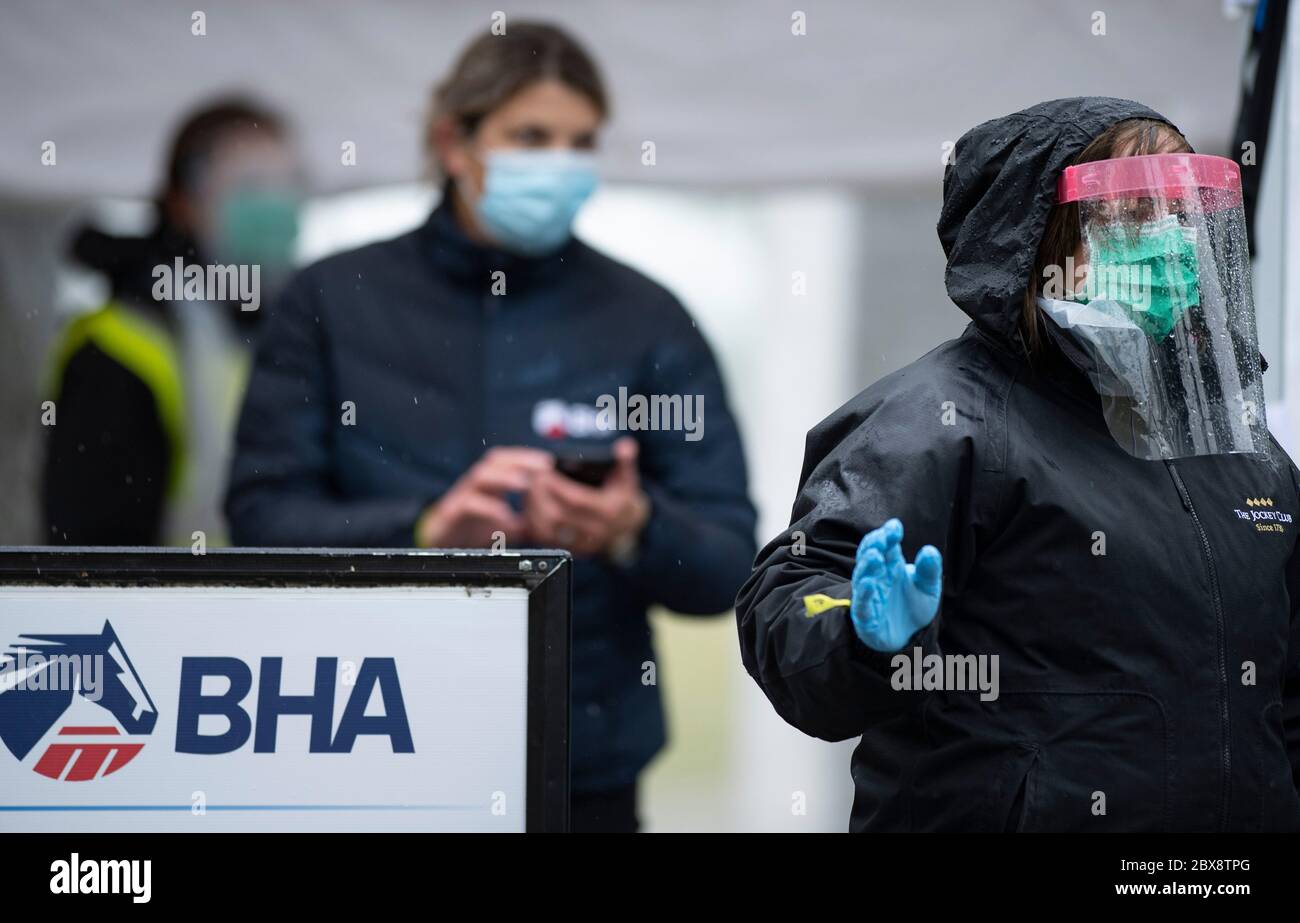 Medical staff check temperature hi-res stock photography and images - Alamy