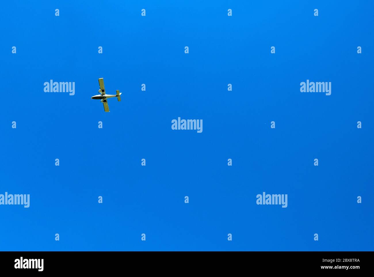 Small light aircraft flying against a deep blue sky Stock Photo - Alamy