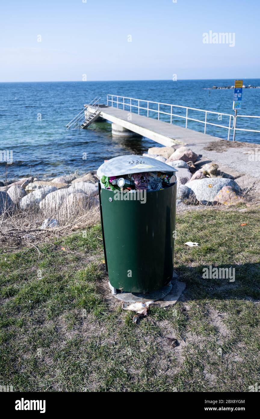 Overfilled refuse bin hi-res stock photography and images - Alamy