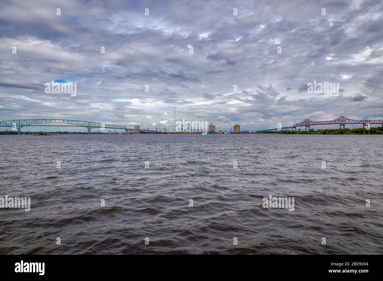 City between bridges hi-res stock photography and images - Alamy