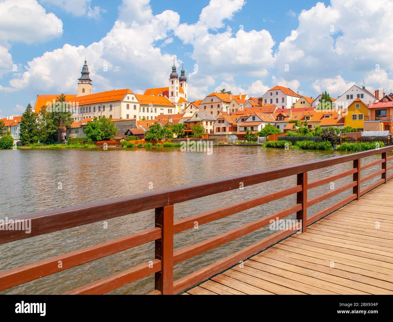 Telc Panorama. Water reflection of houses and Telc Castle, Czech ...