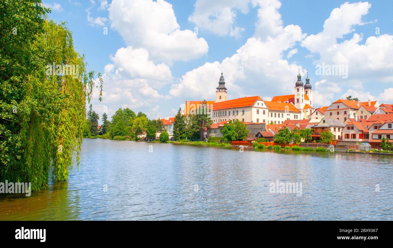 Telc Panorama. Water reflection of houses and Telc Castle, Czech ...