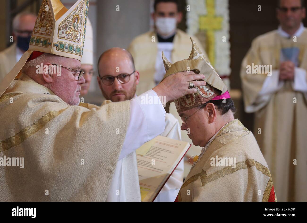 Catholic cardinal mitre hi-res stock photography and images - Alamy