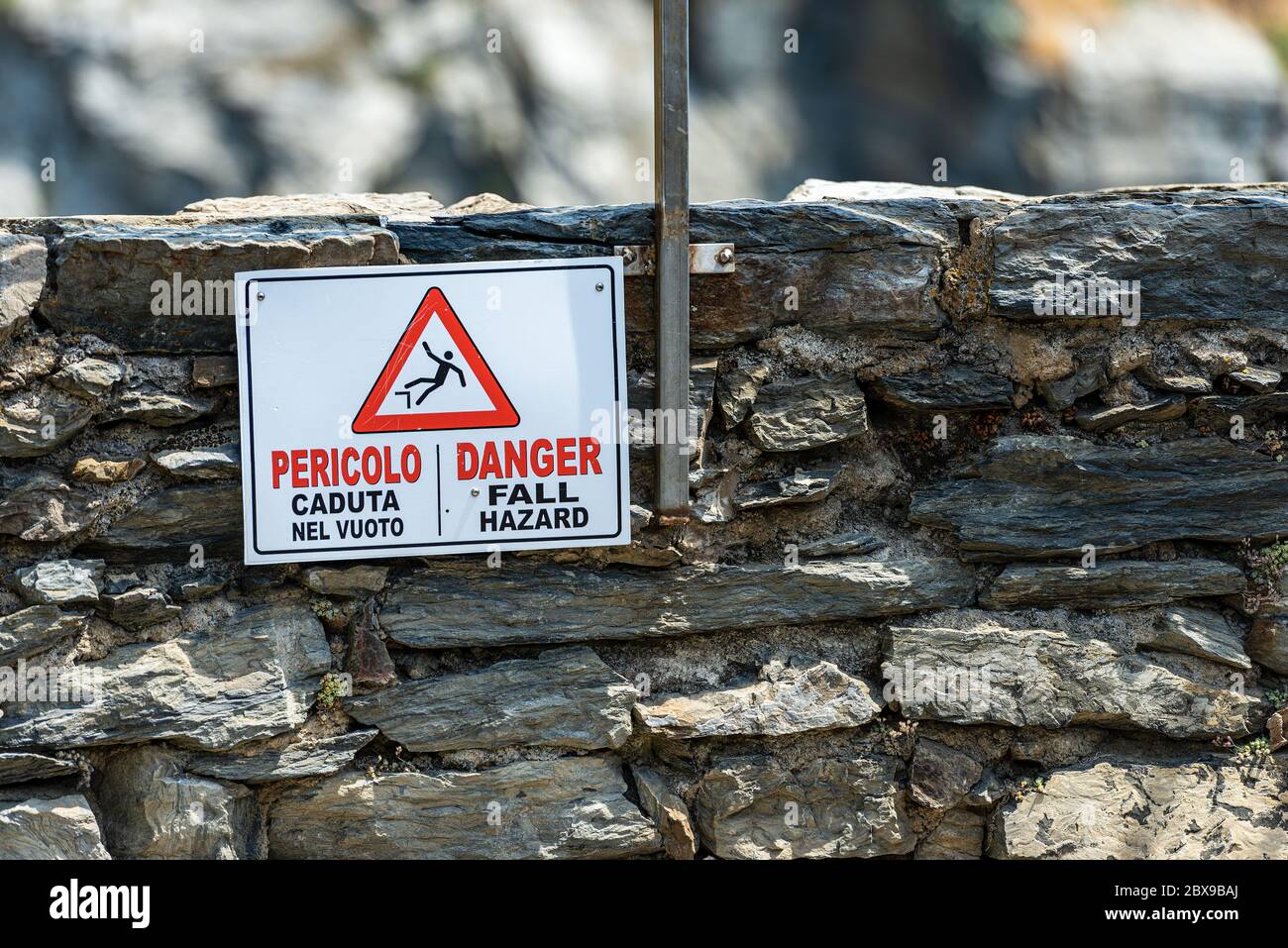 Caution falling stone warning sign hi-res stock photography and images ...