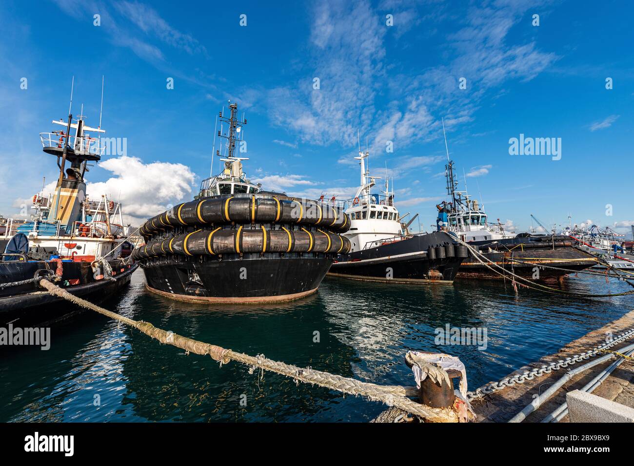 Towing hawser hi-res stock photography and images - Alamy