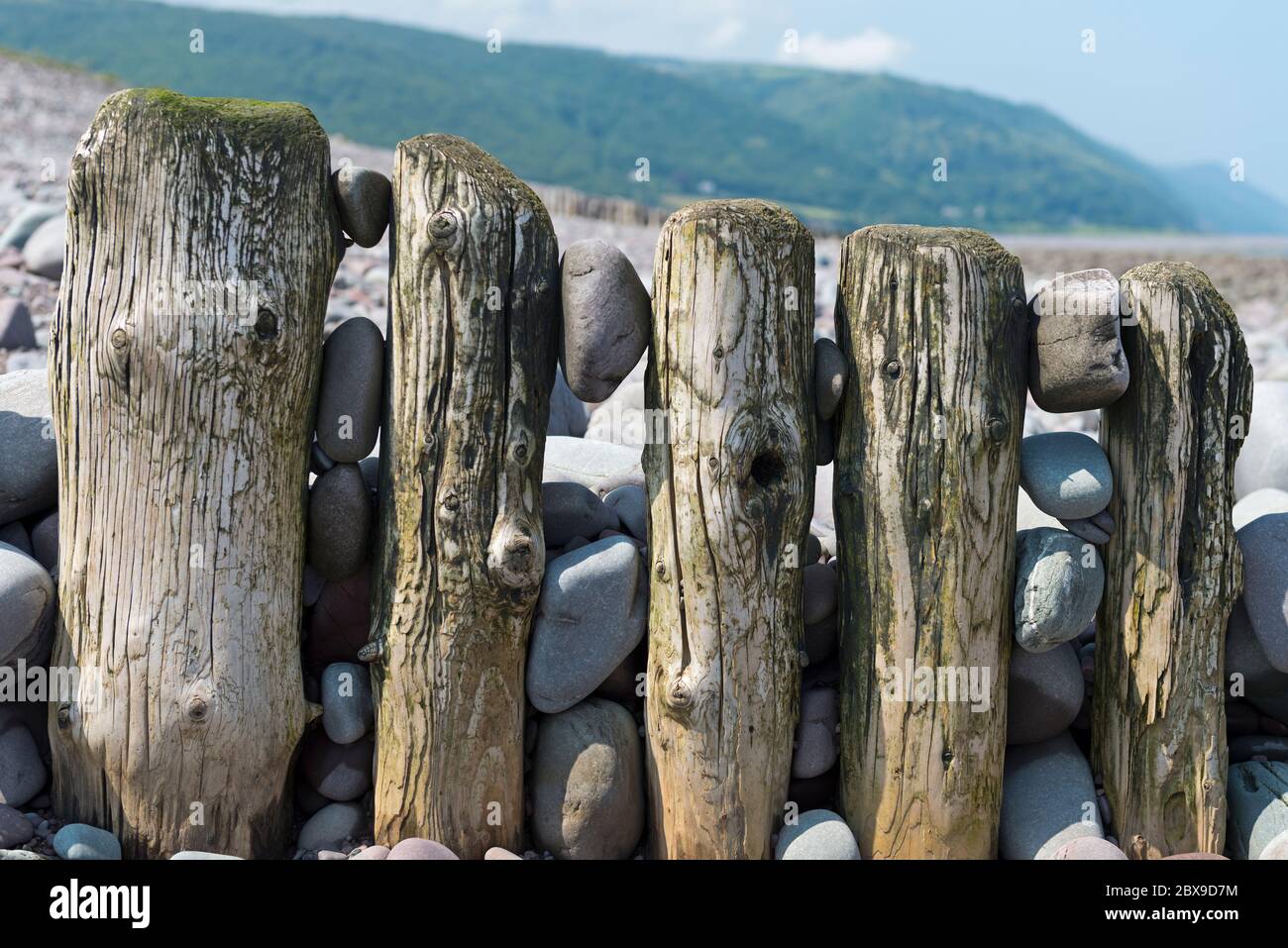 Stones wedged in breakwater hi-res stock photography and images - Alamy