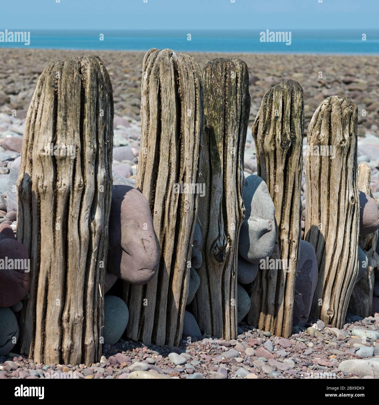 Stones wedged in breakwater hi-res stock photography and images - Alamy