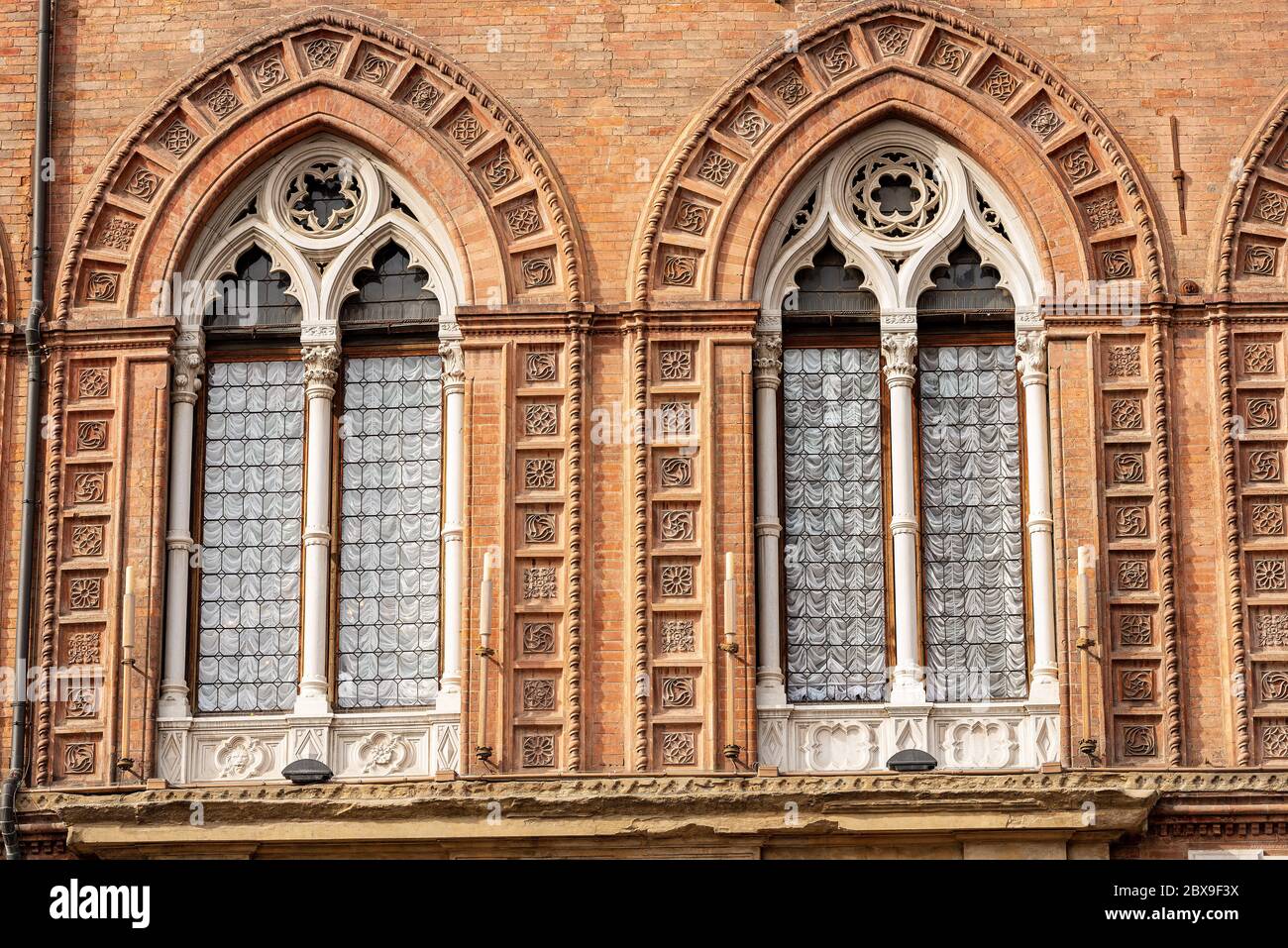 Medieval mullioned window hi-res stock photography and images - Alamy