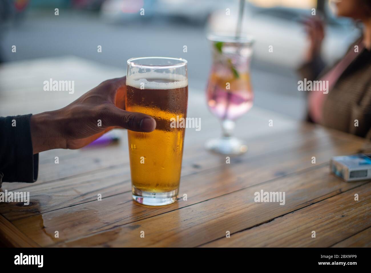 Hand holding glass beer hi-res stock photography and images - Alamy