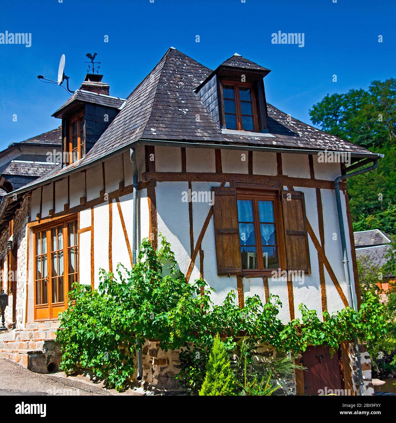 Chalet style buildings hi-res stock photography and images - Alamy