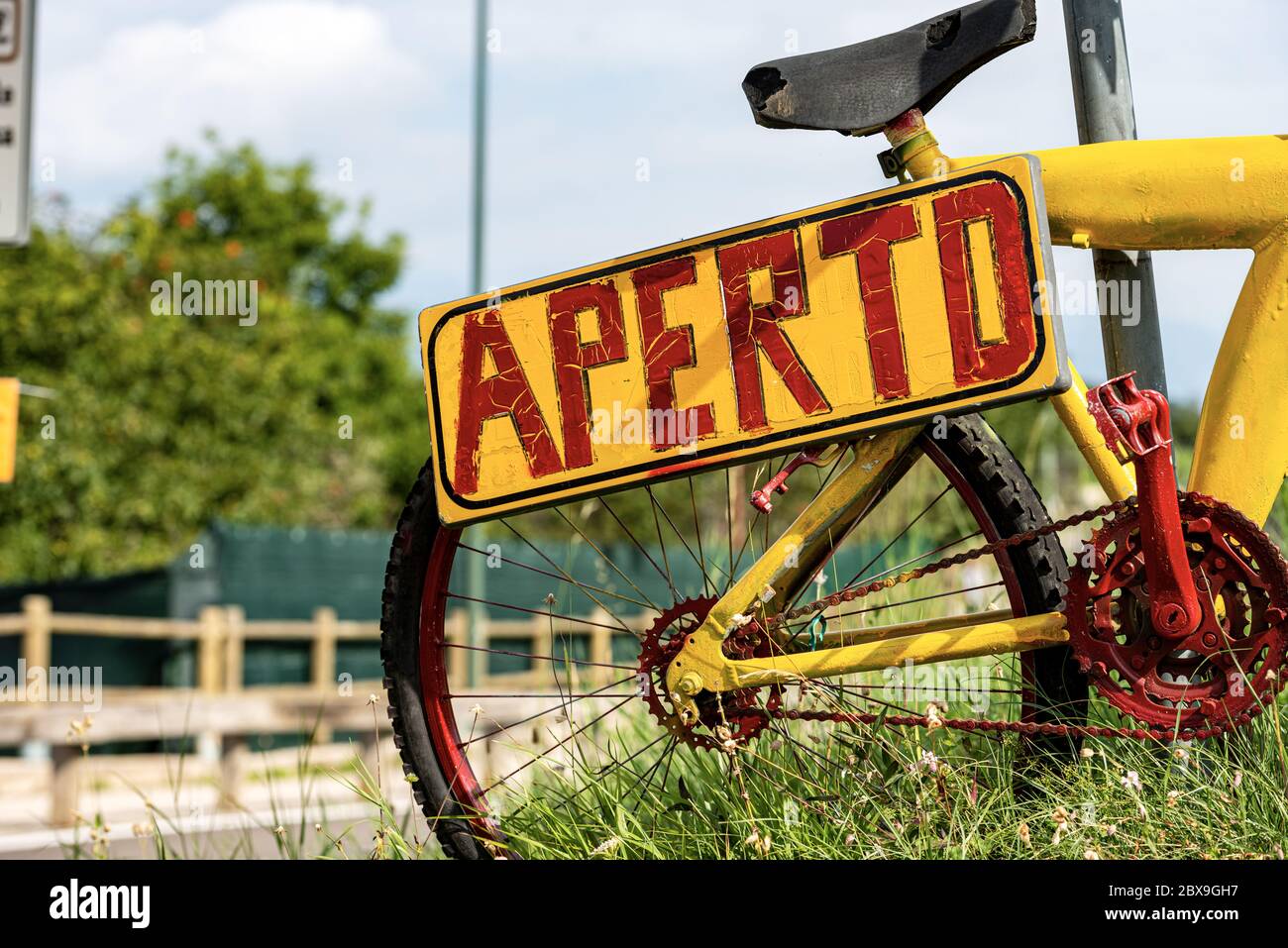 Yellow and red sign with text Aperto (open in italian language ...