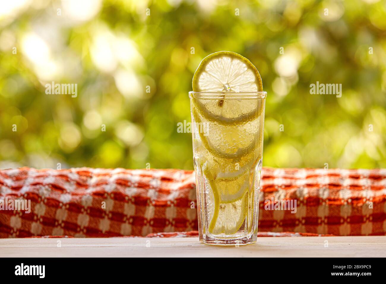 Citrus lemonade in garden setting, summer drink Stock Photo - Alamy