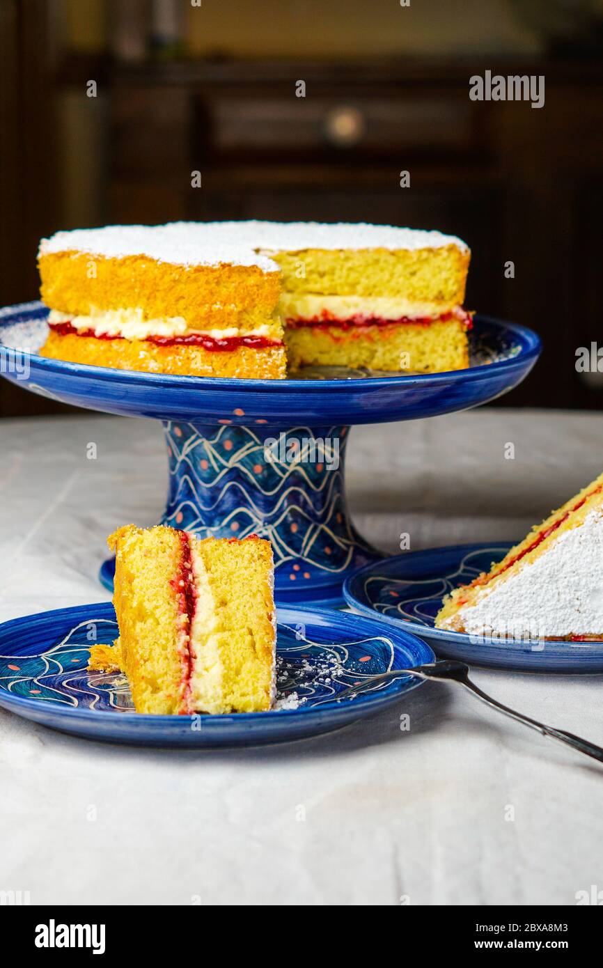 Victoria sponge cake recipe hi-res stock photography and images - Alamy