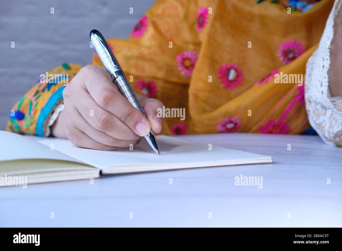 Women hand holding pen hi-res stock photography and images - Alamy