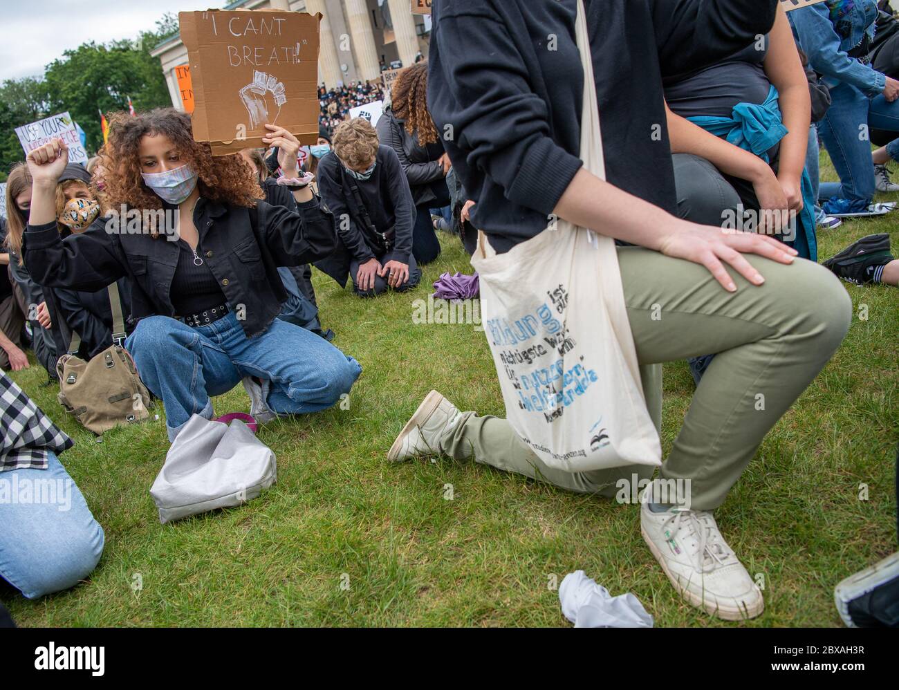 Kneeling woman several hi-res stock photography and images - Alamy