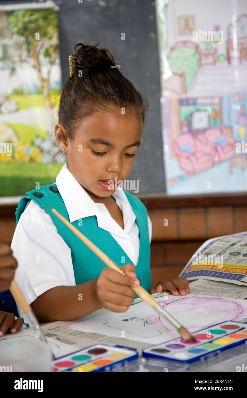 Girls painting in class hi-res stock photography and images - Alamy