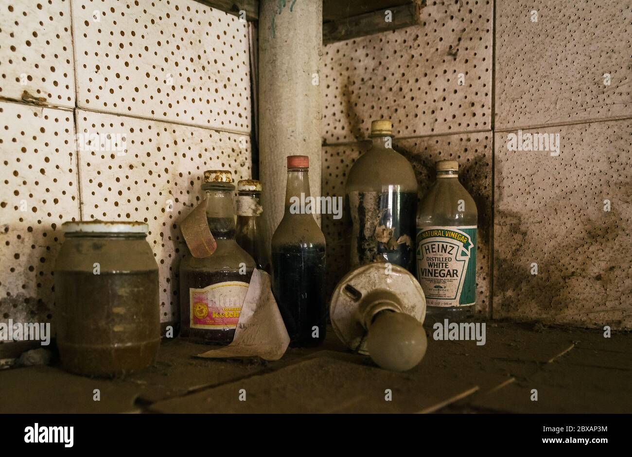 Dusty bottle old whiskey hi-res stock photography and images - Alamy