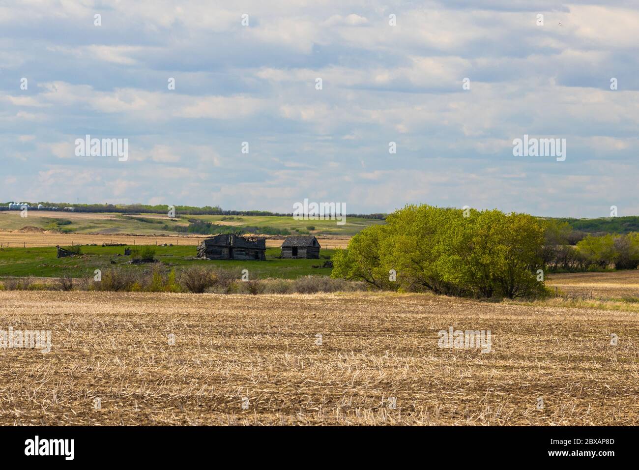 Old farm houses and barns found throughout the prairies of Saskatchewan ...