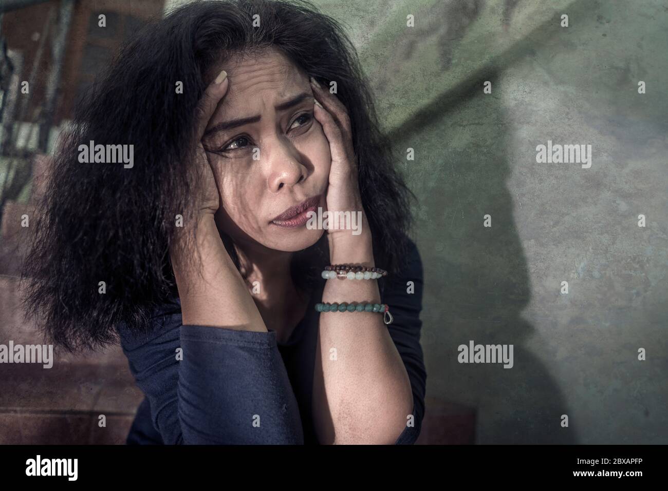 Older hispanic woman sad hi-res stock photography and images - Alamy