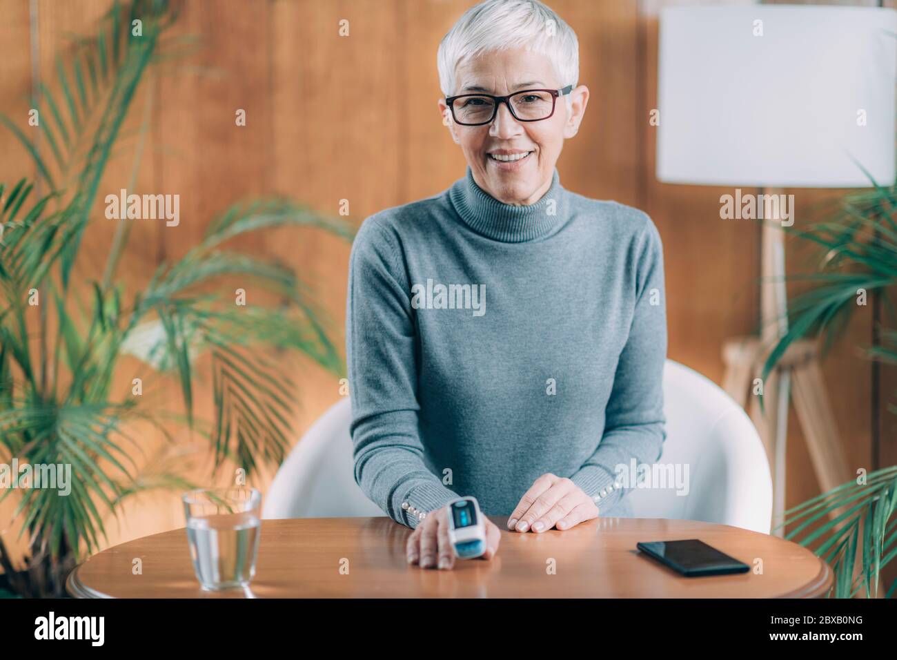 Measuring oxygen levels in blood with pulse oximeter Stock Photo - Alamy