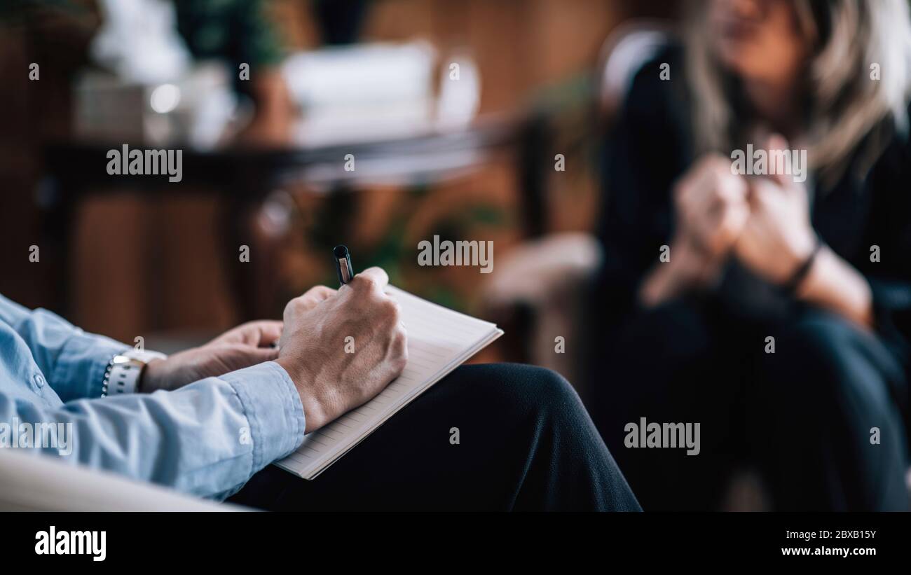 Psychiatrist and patient hi-res stock photography and images - Alamy