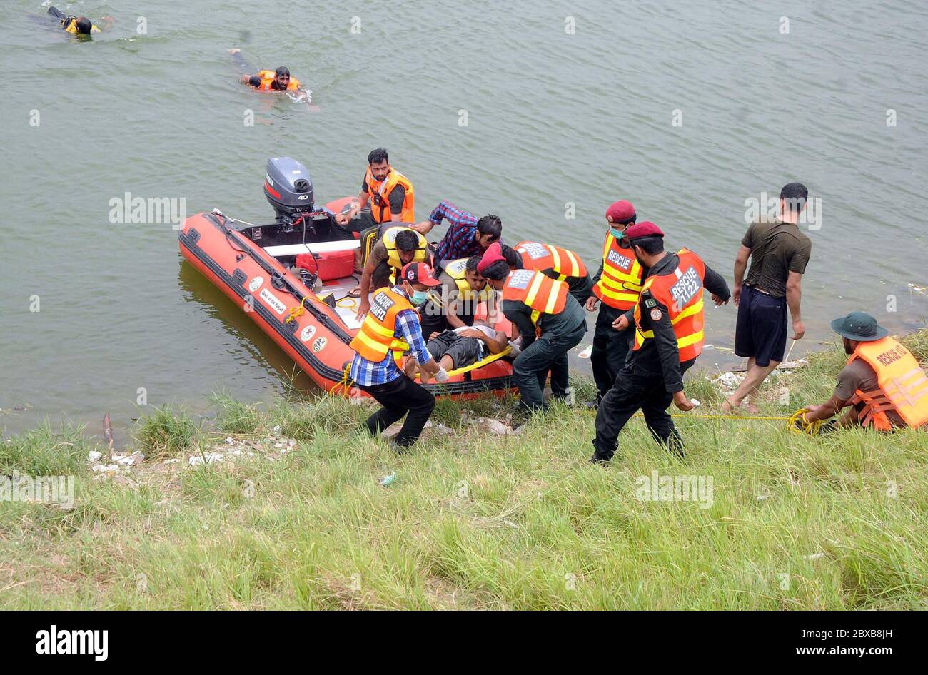Rescue 1122 officials are taking part in mock flood- fighting emergency ...