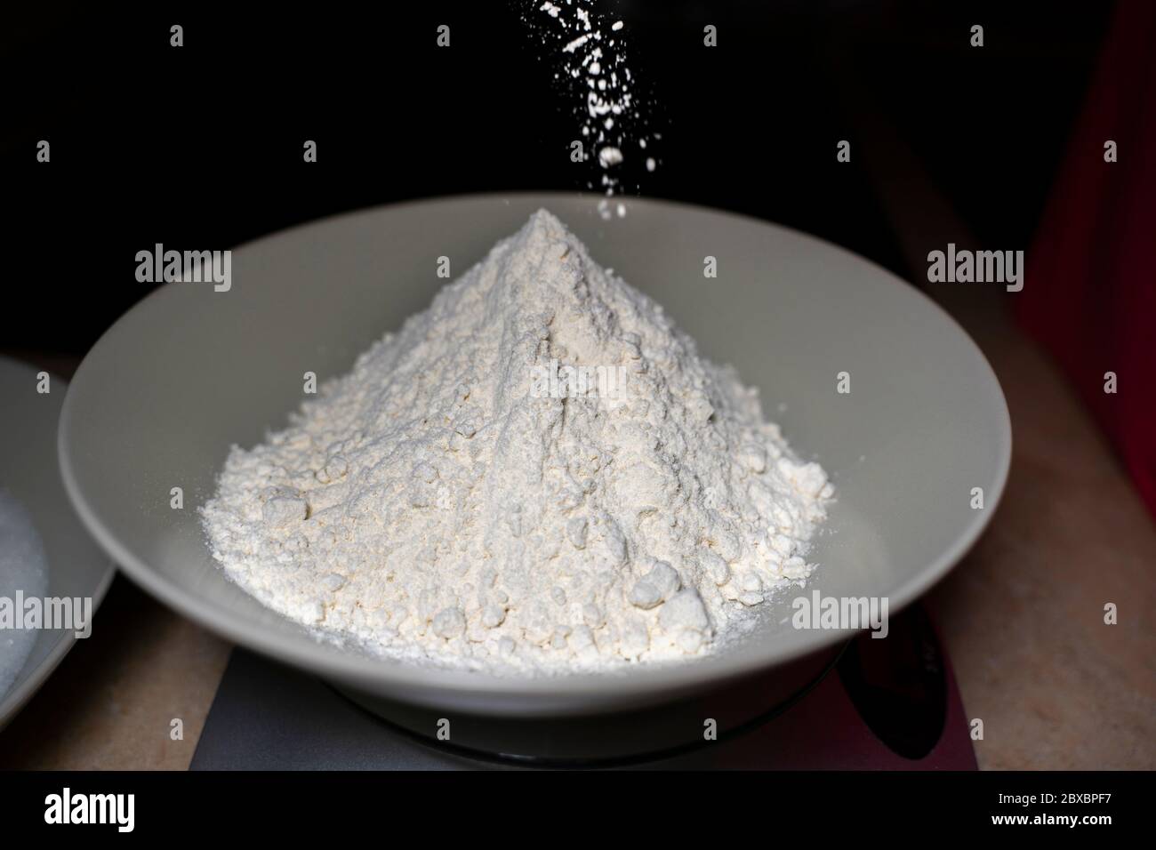 Pouring flour into bowl hi-res stock photography and images - Alamy