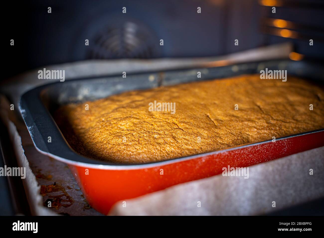 Baked sponge cake in the oven Stock Photo - Alamy