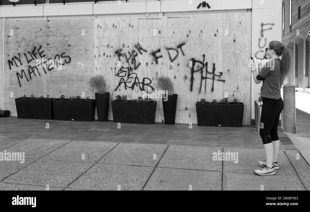 Downtown businesses boarded up hi-res stock photography and images - Alamy