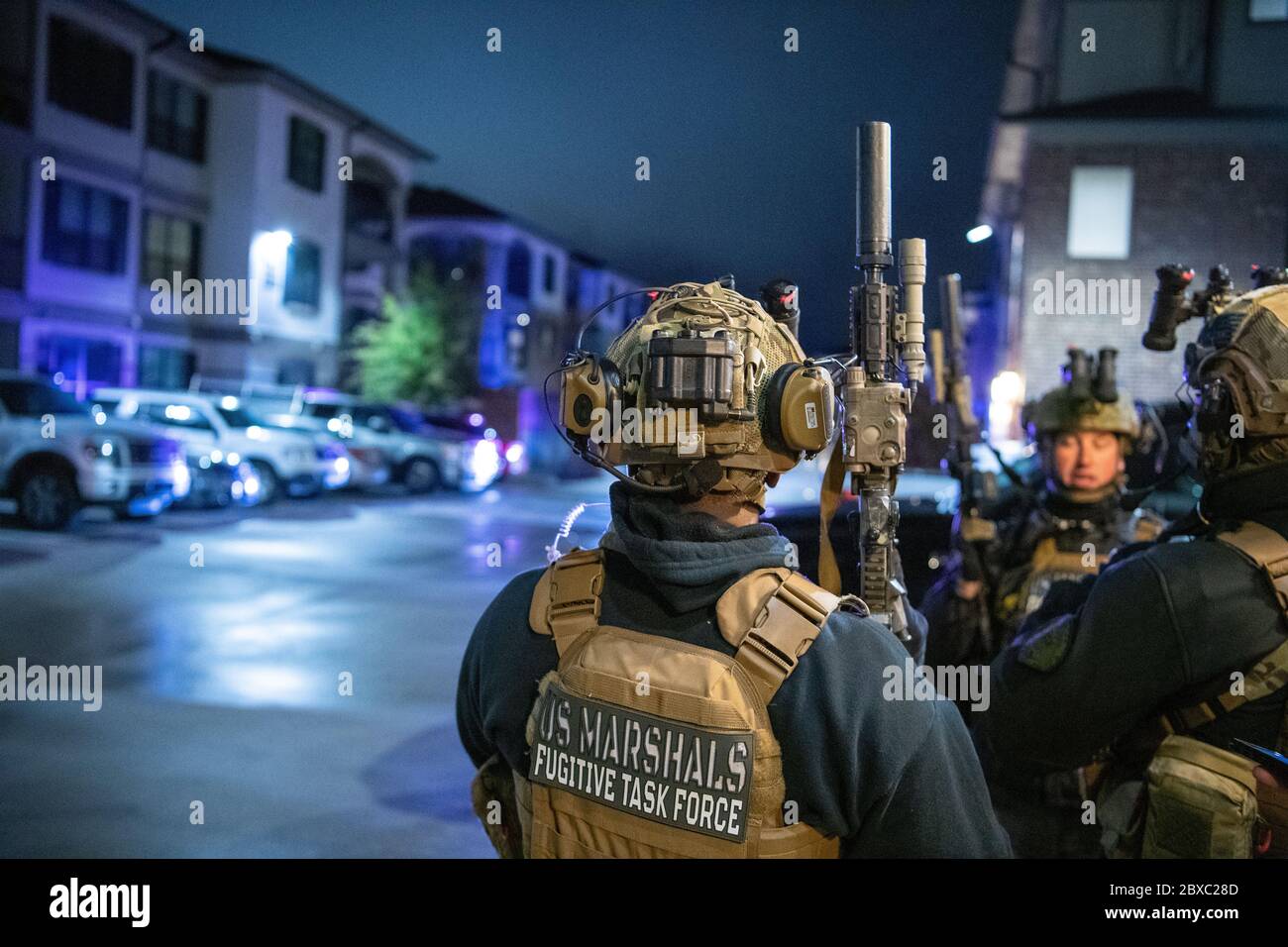 Heavily armed U.S. Marshals and Houston police prepare to execute a No ...
