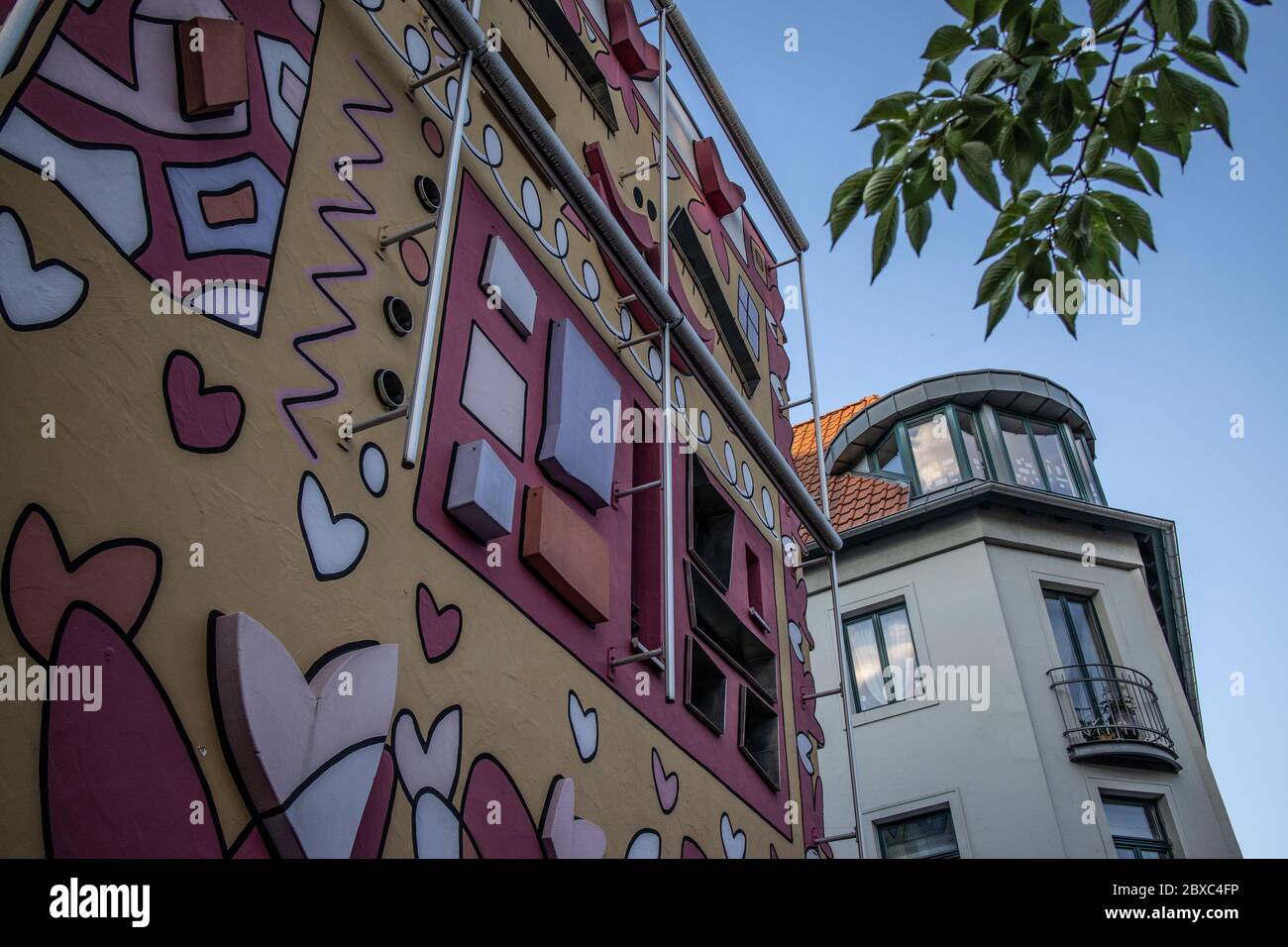 Happy Rizzi House, Rizzi Building, day-glo masterpiece of cartoon ...