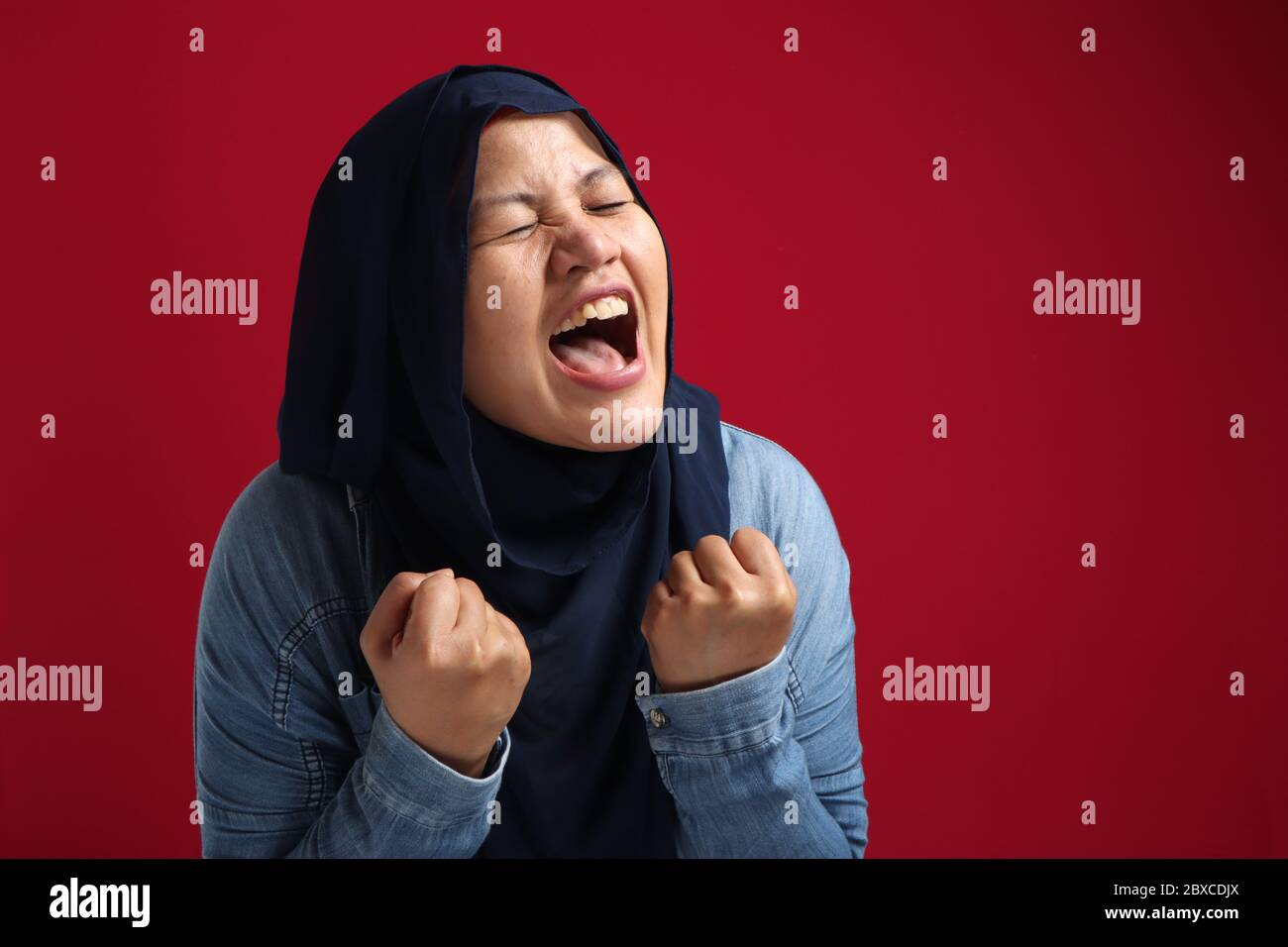 Portrait of success beautiful muslim businesswoman wearing hijab ...