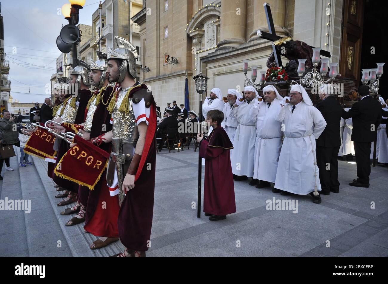 Five men dressed as Roman soldiers and five scene bearers are standing ...
