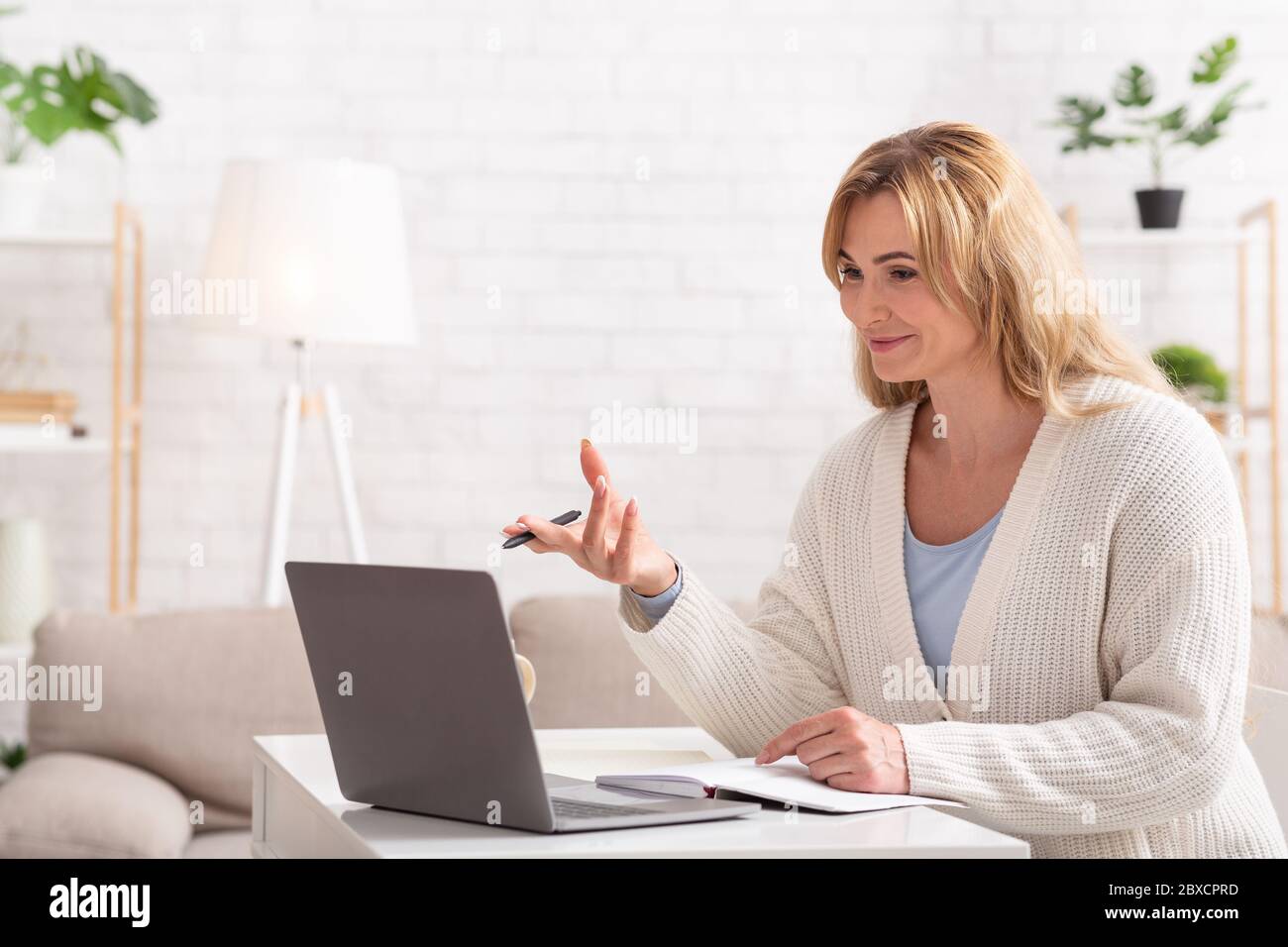 University teacher female hi-res stock photography and images - Alamy