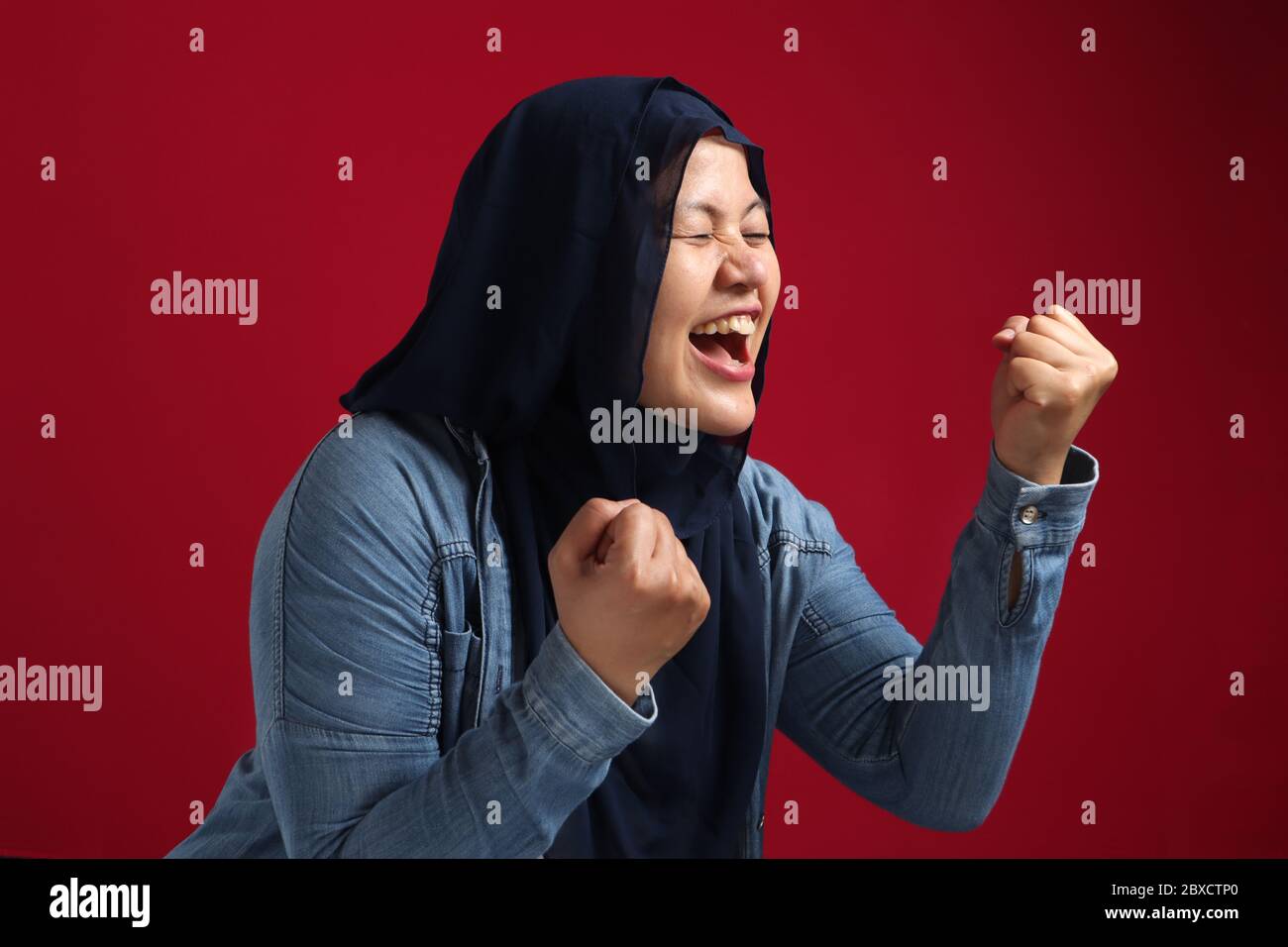 Portrait of success beautiful muslim businesswoman wearing hijab ...