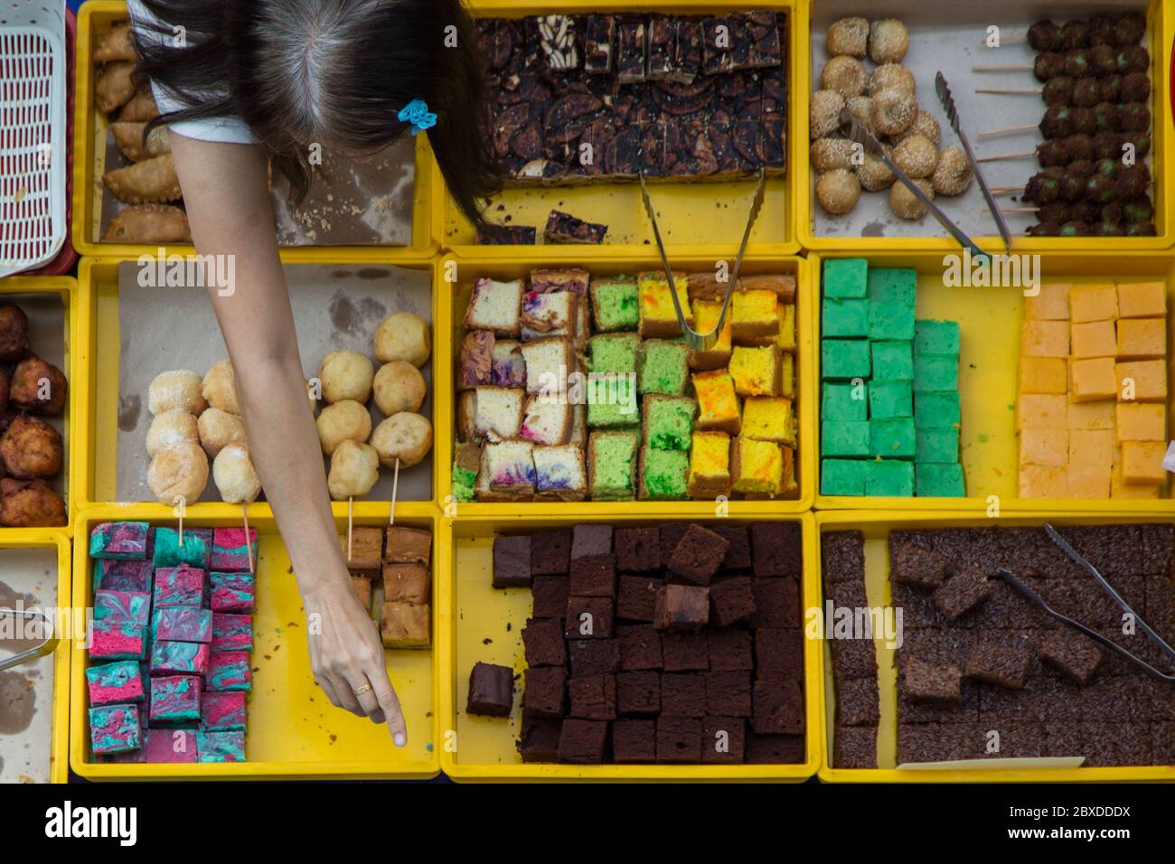 food seller preparing those delicious and colorful Malaysian home ...