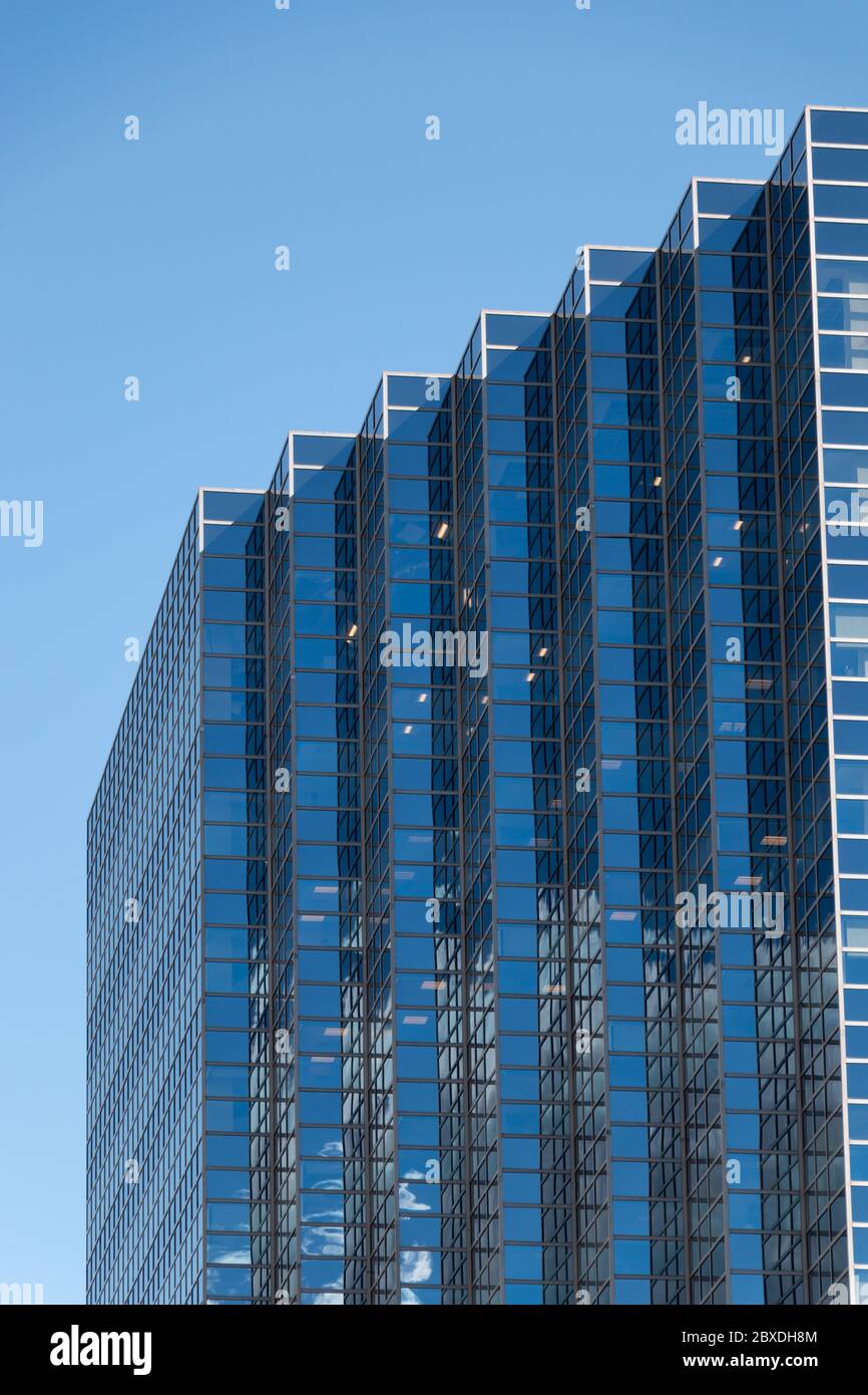 Blue glass building hi-res stock photography and images - Alamy