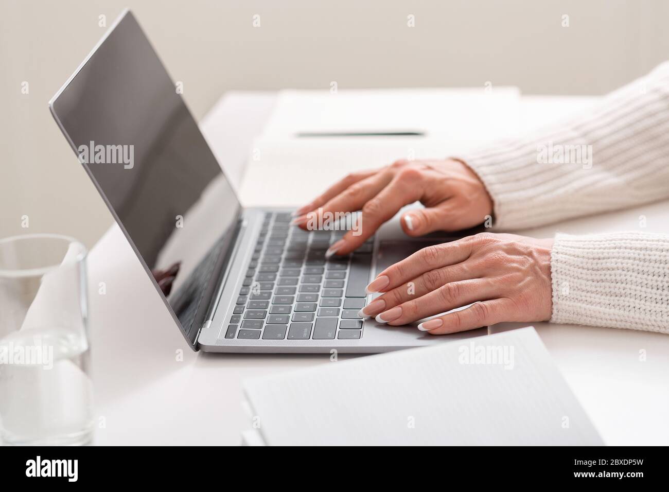 Office computer typing notepad hi-res stock photography and images - Alamy