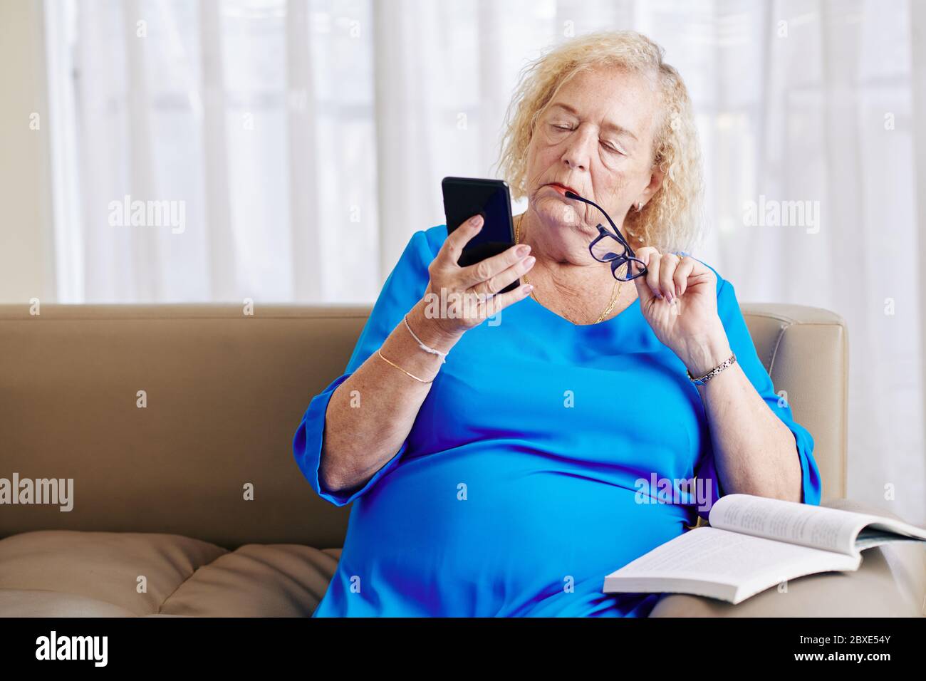 Elderly woman computer confused hi-res stock photography and images - Alamy
