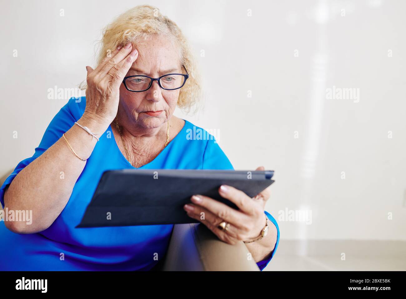 Elderly woman computer confused hi-res stock photography and images - Alamy